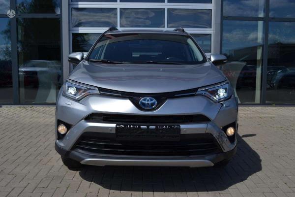 Grey Toyota RAV4 2017 in Vilnius, with an engine capacity of 2.49 L and mileage of 241 thousand km for 15000 €, photo 4 on AUTOMOTO.COM.LV