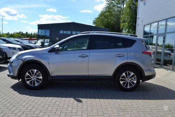 Grey Toyota RAV4 2017 in Vilnius, with an engine capacity of 2.49 L and mileage of 241 thousand km for 15000 €, photo 7 on AUTOMOTO.COM.LV