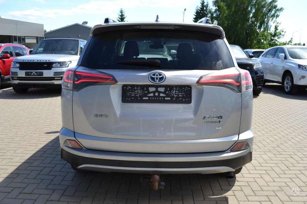 Grey Toyota RAV4 2017 in Vilnius, with an engine capacity of 2.49 L and mileage of 241 thousand km for 15000 €, photo 9 on AUTOMOTO.COM.LV