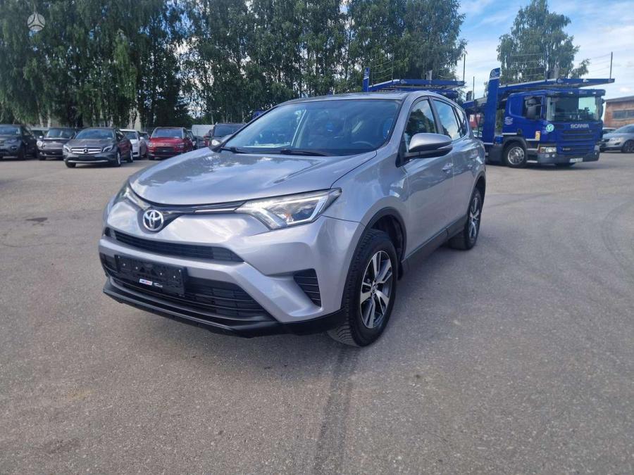 Grey Toyota RAV4 2017 in Ukmerge, with an engine capacity of 2.00 L and mileage of 139 thousand km for 12500 €, photo 1 on AUTOMOTO.COM.LV