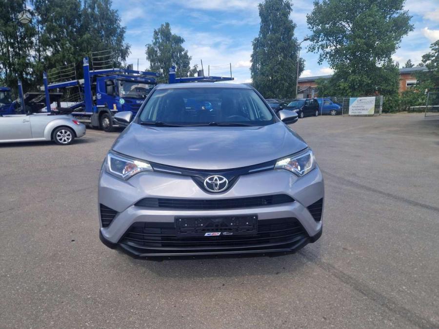 Grey Toyota RAV4 2017 in Ukmerge, with an engine capacity of 2.00 L and mileage of 139 thousand km for 12500 €, photo 3 on AUTOMOTO.COM.LV
