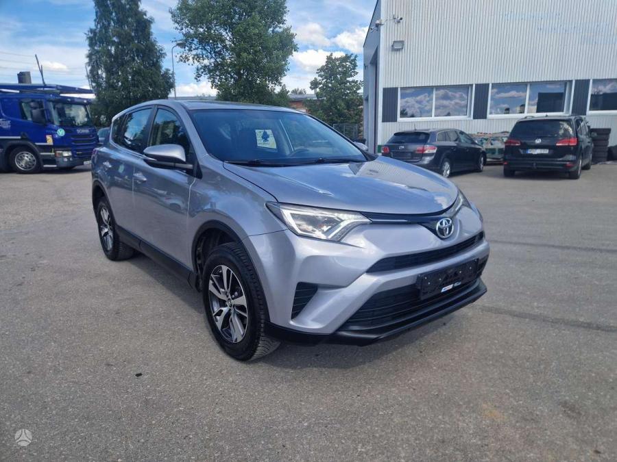 Grey Toyota RAV4 2017 in Ukmerge, with an engine capacity of 2.00 L and mileage of 139 thousand km for 12500 €, photo 4 on AUTOMOTO.COM.LV