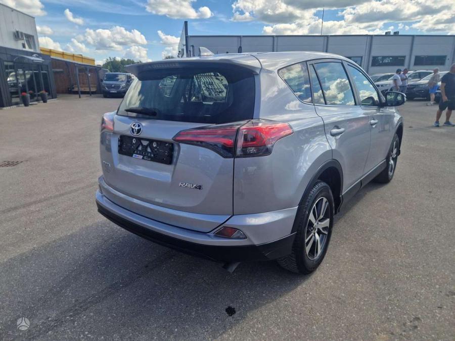 Grey Toyota RAV4 2017 in Ukmerge, with an engine capacity of 2.00 L and mileage of 139 thousand km for 12500 €, photo 5 on AUTOMOTO.COM.LV