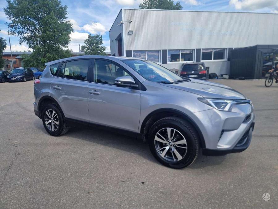 Grey Toyota RAV4 2017 in Ukmerge, with an engine capacity of 2.00 L and mileage of 139 thousand km for 12500 €, photo 6 on AUTOMOTO.COM.LV