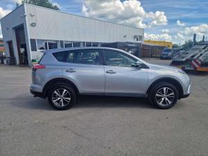 Grey Toyota RAV4 2017 in Ukmerge, with an engine capacity of 2.00 L and mileage of 139 thousand km for 12500 €, photo 7 on AUTOMOTO.COM.LV