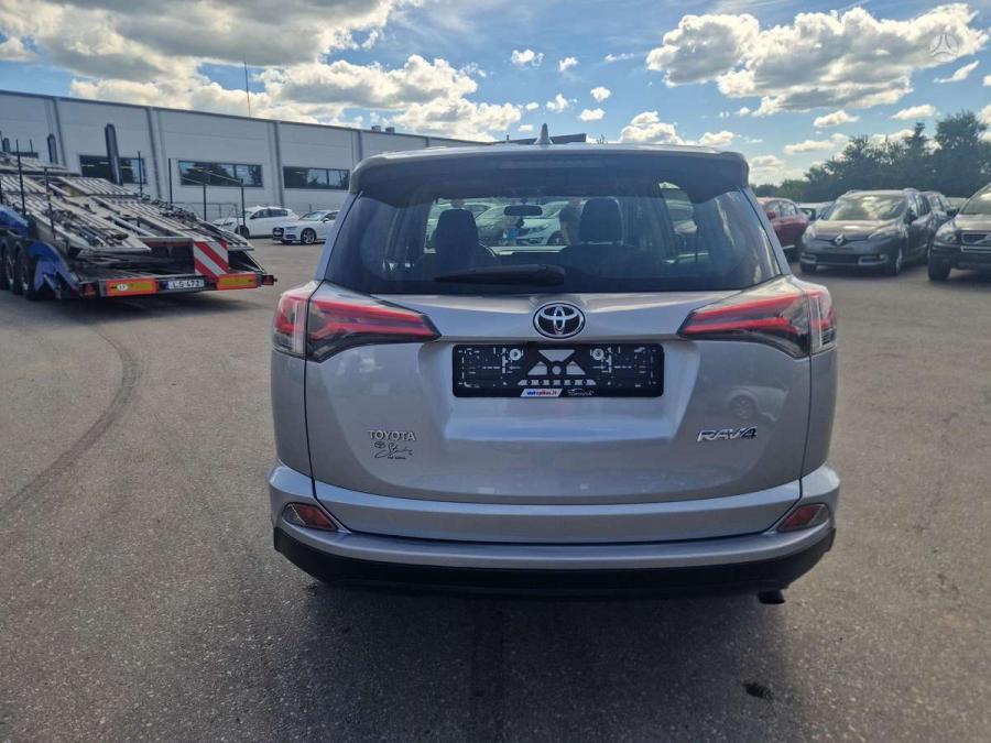 Grey Toyota RAV4 2017 in Ukmerge, with an engine capacity of 2.00 L and mileage of 139 thousand km for 12500 €, photo 8 on AUTOMOTO.COM.LV