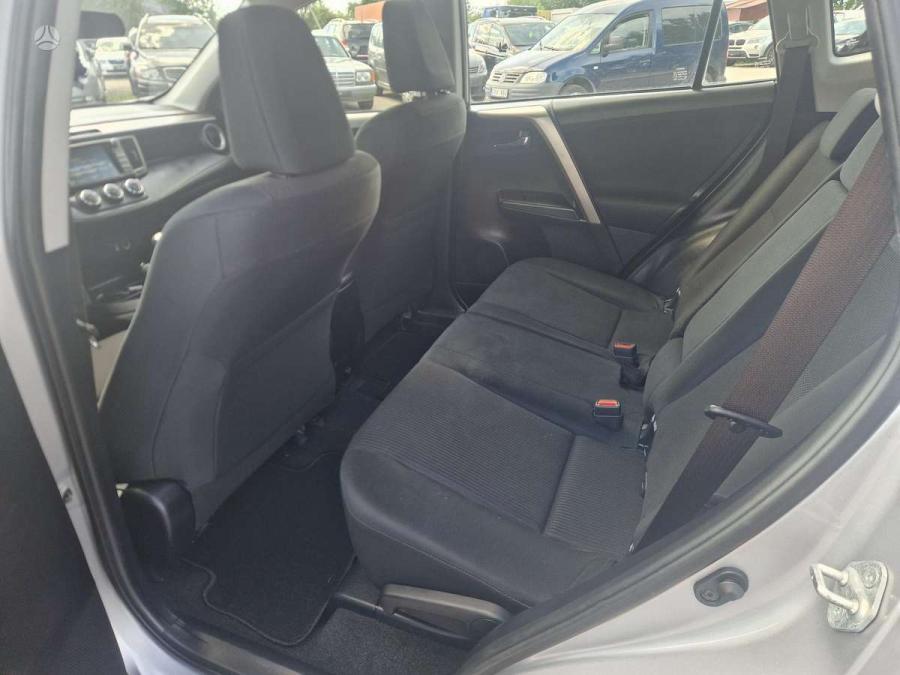 Grey Toyota RAV4 2017 in Ukmerge, with an engine capacity of 2.00 L and mileage of 139 thousand km for 12500 €, photo 11 on AUTOMOTO.COM.LV