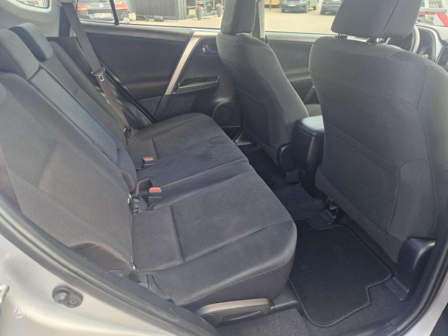 Grey Toyota RAV4 2017 in Ukmerge, with an engine capacity of 2.00 L and mileage of 139 thousand km for 12500 €, photo 13 on AUTOMOTO.COM.LV