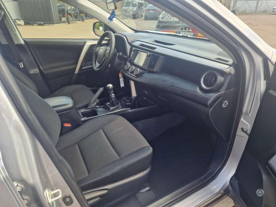 Grey Toyota RAV4 2017 in Ukmerge, with an engine capacity of 2.00 L and mileage of 139 thousand km for 12500 €, photo 14 on AUTOMOTO.COM.LV