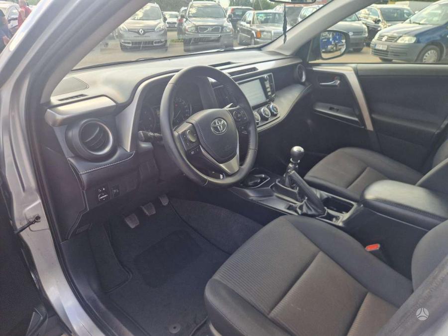 Grey Toyota RAV4 2017 in Ukmerge, with an engine capacity of 2.00 L and mileage of 139 thousand km for 12500 €, photo 16 on AUTOMOTO.COM.LV