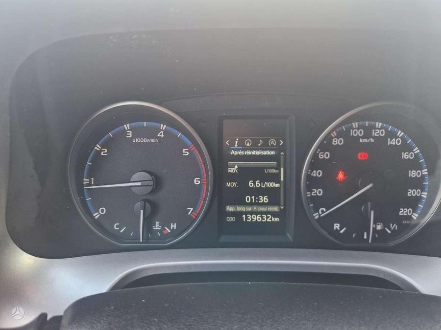 Grey Toyota RAV4 2017 in Ukmerge, with an engine capacity of 2.00 L and mileage of 139 thousand km for 12500 €, photo 19 on AUTOMOTO.COM.LV