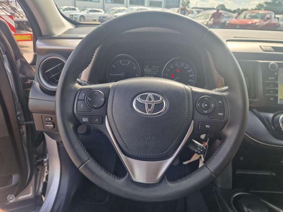 Grey Toyota RAV4 2017 in Ukmerge, with an engine capacity of 2.00 L and mileage of 139 thousand km for 12500 €, photo 25 on AUTOMOTO.COM.LV