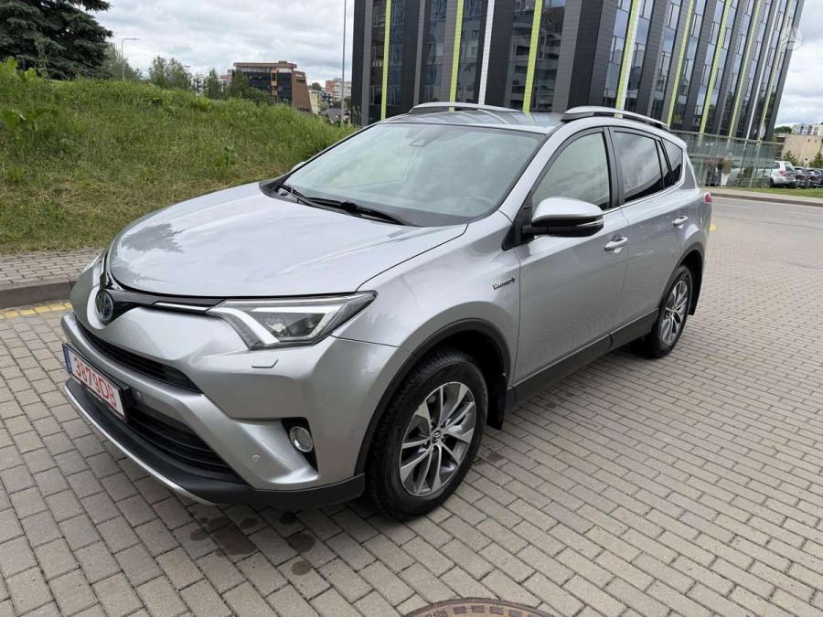 Grey Toyota RAV4 2017 in Vilnius, with an engine capacity of 2.49 L and mileage of 228 thousand km for 15600 €, photo 1 on AUTOMOTO.COM.LV