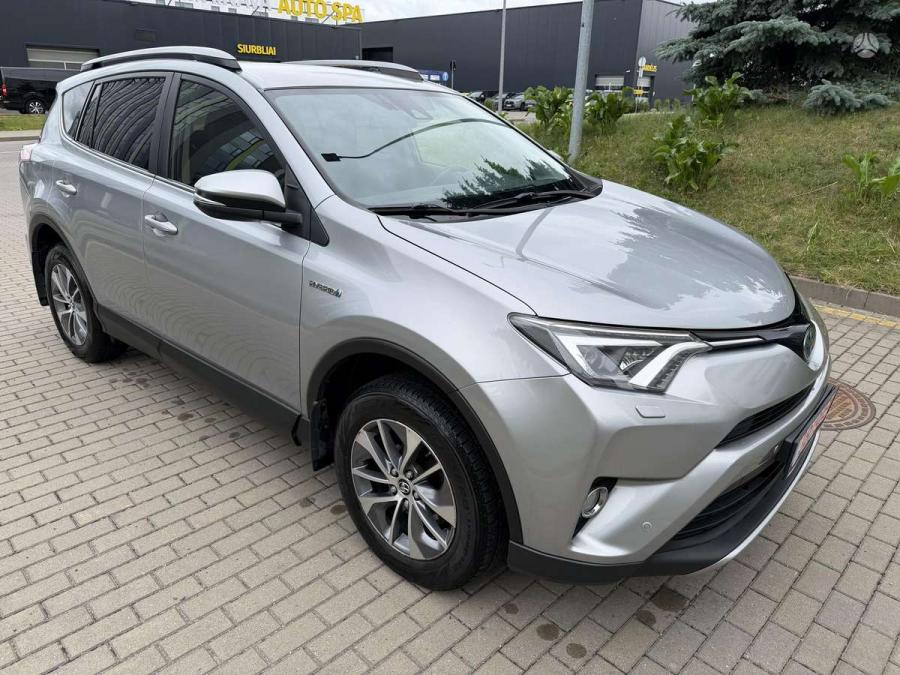 Grey Toyota RAV4 2017 in Vilnius, with an engine capacity of 2.49 L and mileage of 228 thousand km for 15600 €, photo 3 on AUTOMOTO.COM.LV