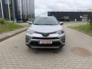 Grey Toyota RAV4 2017 in Vilnius, with an engine capacity of 2.49 L and mileage of 228 thousand km for 15600 €, photo 4 on AUTOMOTO.COM.LV