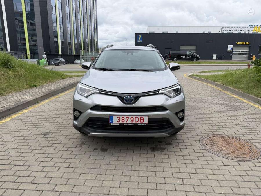 Grey Toyota RAV4 2017 in Vilnius, with an engine capacity of 2.49 L and mileage of 228 thousand km for 15600 €, photo 4 on AUTOMOTO.COM.LV