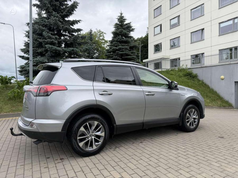 Grey Toyota RAV4 2017 in Vilnius, with an engine capacity of 2.49 L and mileage of 228 thousand km for 15600 €, photo 6 on AUTOMOTO.COM.LV
