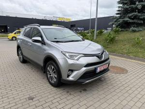 Grey Toyota RAV4 2017 in Vilnius, with an engine capacity of 2.49 L and mileage of 228 thousand km for 15600 €, photo 7 on AUTOMOTO.COM.LV