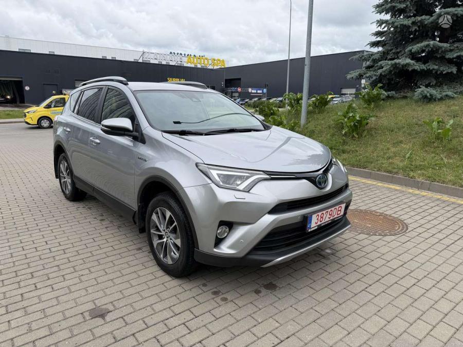 Grey Toyota RAV4 2017 in Vilnius, with an engine capacity of 2.49 L and mileage of 228 thousand km for 15600 €, photo 7 on AUTOMOTO.COM.LV