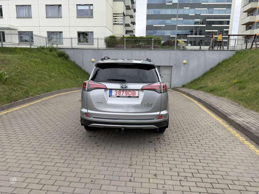Grey Toyota RAV4 2017 in Vilnius, with an engine capacity of 2.49 L and mileage of 228 thousand km for 15600 €, photo 8 on AUTOMOTO.COM.LV