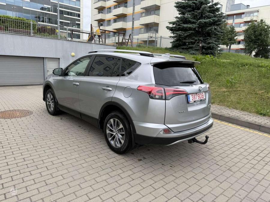 Grey Toyota RAV4 2017 in Vilnius, with an engine capacity of 2.49 L and mileage of 228 thousand km for 15600 €, photo 9 on AUTOMOTO.COM.LV