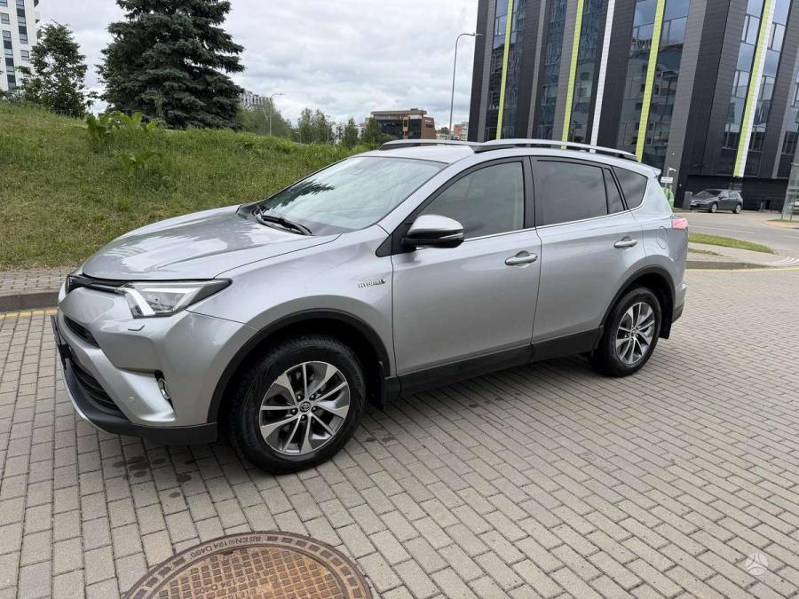 Grey Toyota RAV4 2017 in Vilnius, with an engine capacity of 2.49 L and mileage of 228 thousand km for 15600 €, photo 10 on AUTOMOTO.COM.LV