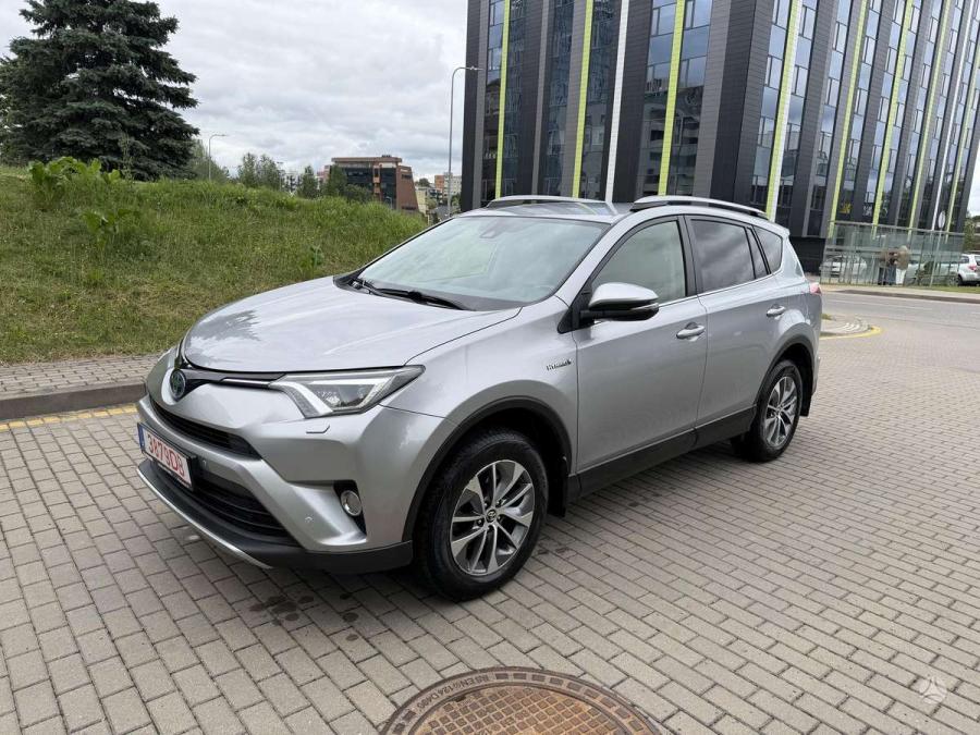 Grey Toyota RAV4 2017 in Vilnius, with an engine capacity of 2.49 L and mileage of 228 thousand km for 15600 €, photo 11 on AUTOMOTO.COM.LV