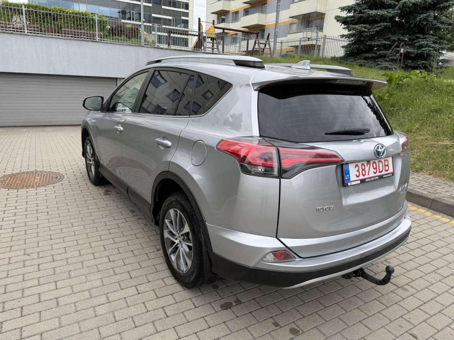 Grey Toyota RAV4 2017 in Vilnius, with an engine capacity of 2.49 L and mileage of 228 thousand km for 15600 €, photo 12 on AUTOMOTO.COM.LV