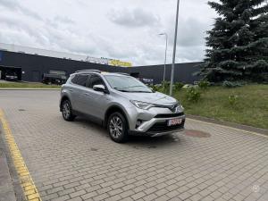 Grey Toyota RAV4 2017 in Vilnius, with an engine capacity of 2.49 L and mileage of 228 thousand km for 15600 €, photo 14 on AUTOMOTO.COM.LV