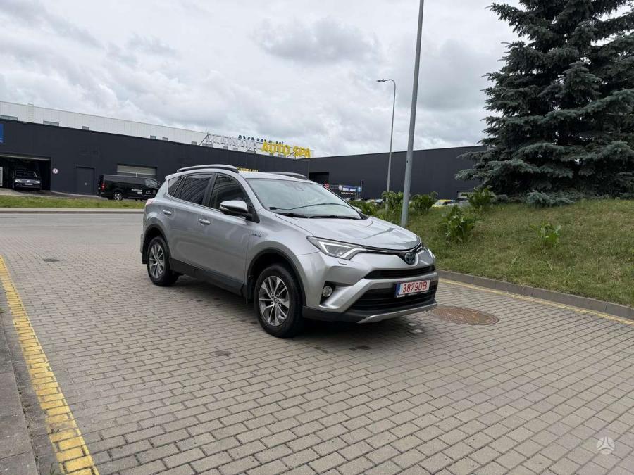 Grey Toyota RAV4 2017 in Vilnius, with an engine capacity of 2.49 L and mileage of 228 thousand km for 15600 €, photo 14 on AUTOMOTO.COM.LV
