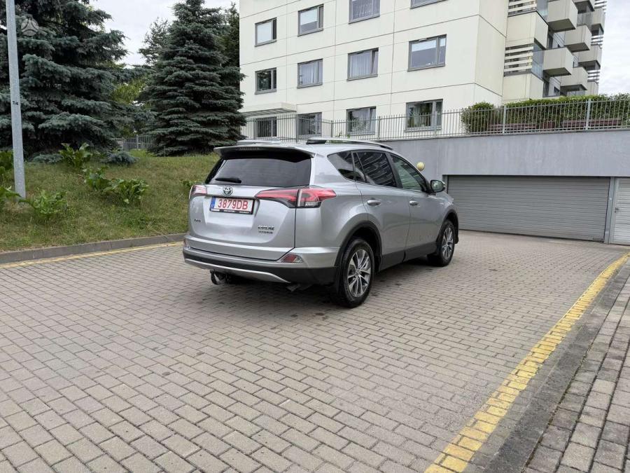 Grey Toyota RAV4 2017 in Vilnius, with an engine capacity of 2.49 L and mileage of 228 thousand km for 15600 €, photo 15 on AUTOMOTO.COM.LV