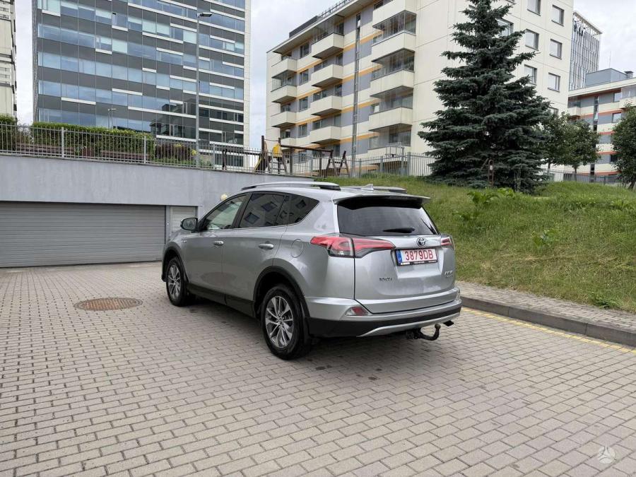 Grey Toyota RAV4 2017 in Vilnius, with an engine capacity of 2.49 L and mileage of 228 thousand km for 15600 €, photo 16 on AUTOMOTO.COM.LV