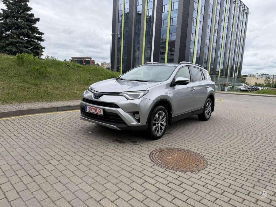 Grey Toyota RAV4 2017 in Vilnius, with an engine capacity of 2.49 L and mileage of 228 thousand km for 15600 €, photo 17 on AUTOMOTO.COM.LV