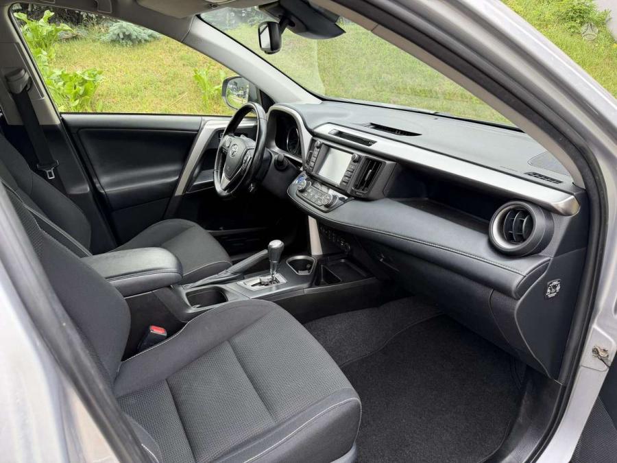 Grey Toyota RAV4 2017 in Vilnius, with an engine capacity of 2.49 L and mileage of 228 thousand km for 15600 €, photo 18 on AUTOMOTO.COM.LV