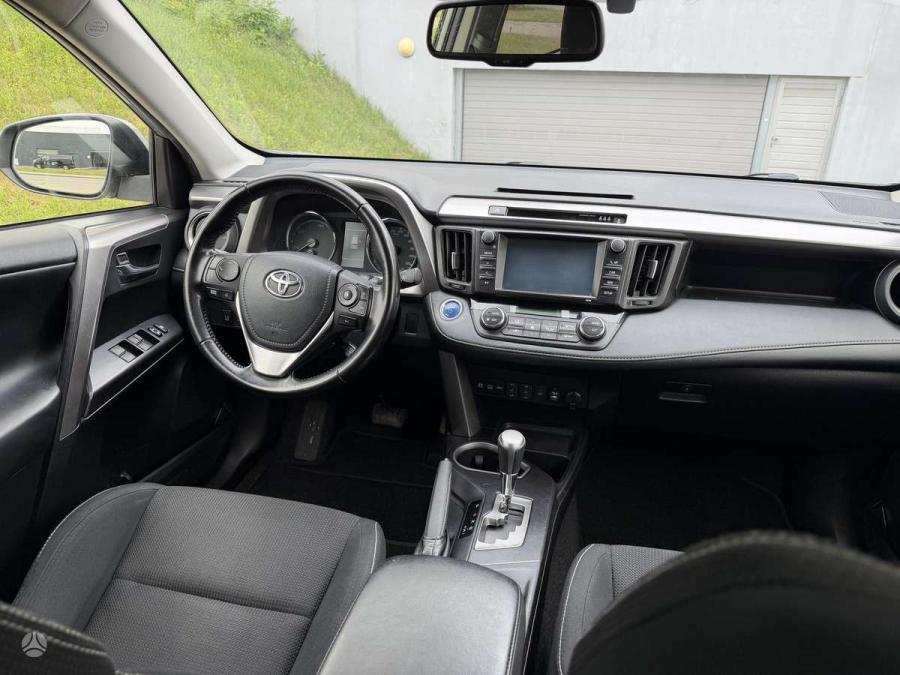 Grey Toyota RAV4 2017 in Vilnius, with an engine capacity of 2.49 L and mileage of 228 thousand km for 15600 €, photo 19 on AUTOMOTO.COM.LV