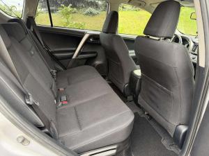 Grey Toyota RAV4 2017 in Vilnius, with an engine capacity of 2.49 L and mileage of 228 thousand km for 15600 €, photo 20 on AUTOMOTO.COM.LV