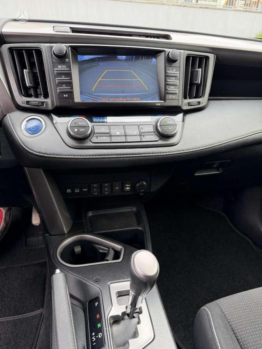 Grey Toyota RAV4 2017 in Vilnius, with an engine capacity of 2.49 L and mileage of 228 thousand km for 15600 €, photo 23 on AUTOMOTO.COM.LV