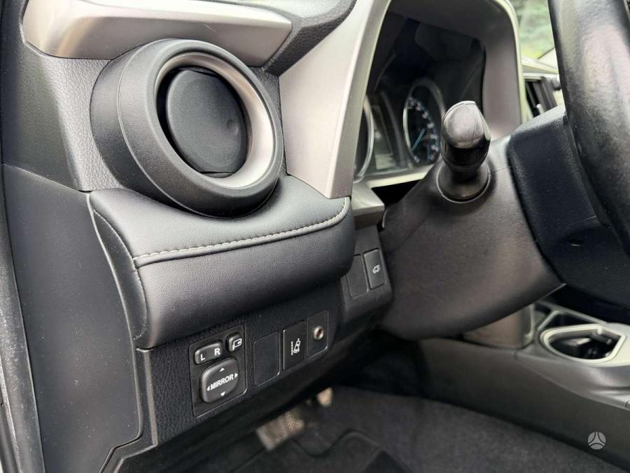 Grey Toyota RAV4 2017 in Vilnius, with an engine capacity of 2.49 L and mileage of 228 thousand km for 15600 €, photo 24 on AUTOMOTO.COM.LV