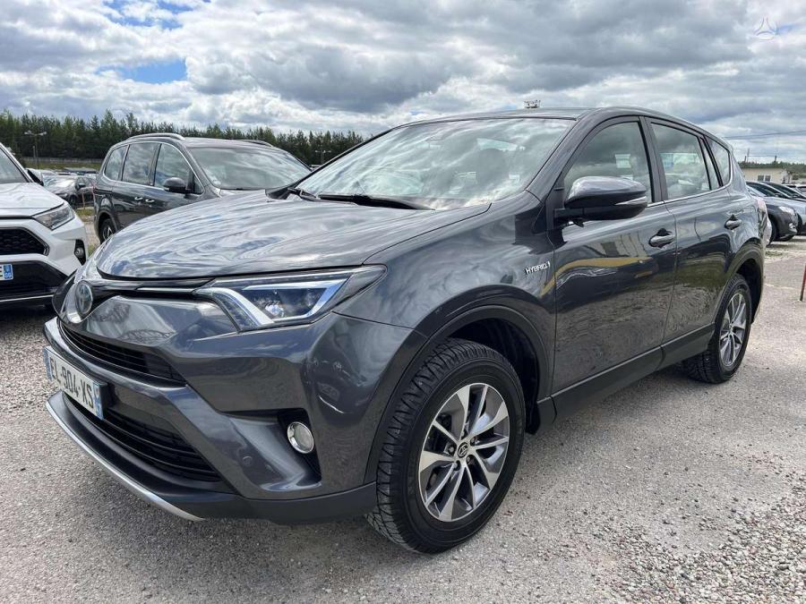 Grey Toyota RAV4 2017 in Vilnius, with an engine capacity of 2.49 L and mileage of 177 thousand km for 16300 €, photo 1 on AUTOMOTO.COM.LV