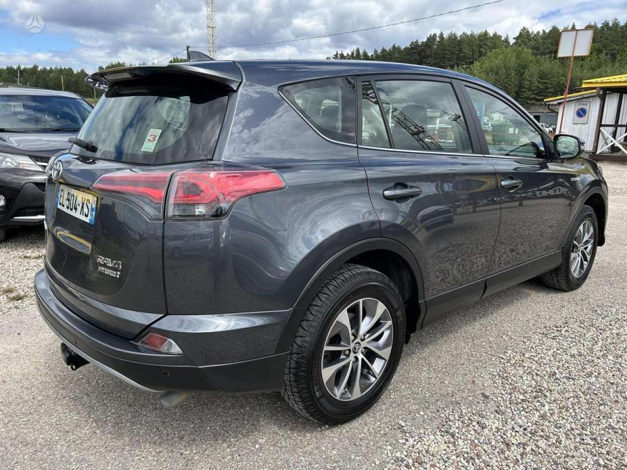 Grey Toyota RAV4 2017 in Vilnius, with an engine capacity of 2.49 L and mileage of 177 thousand km for 16300 €, photo 3 on AUTOMOTO.COM.LV