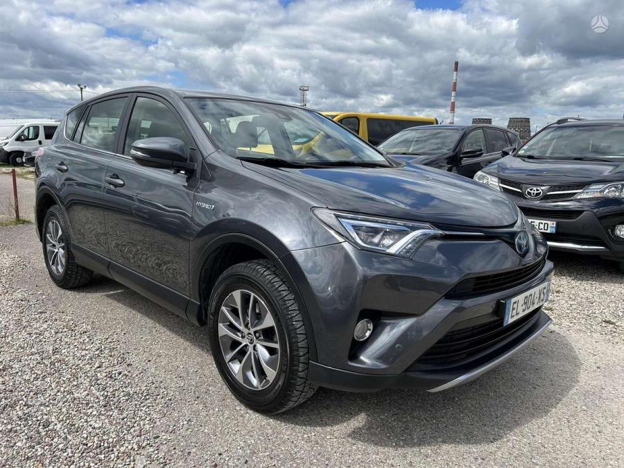 Grey Toyota RAV4 2017 in Vilnius, with an engine capacity of 2.49 L and mileage of 177 thousand km for 16300 €, photo 4 on AUTOMOTO.COM.LV