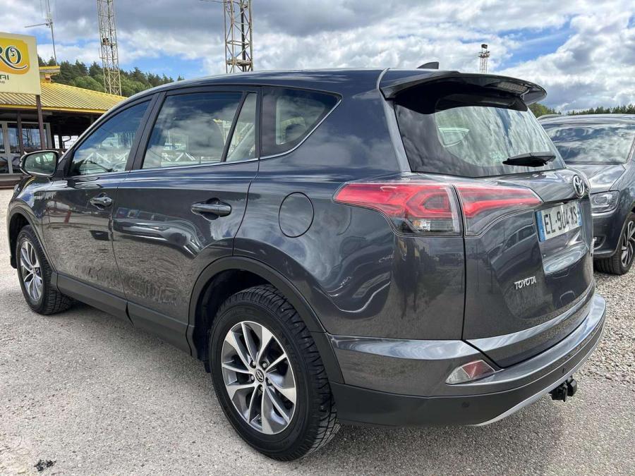 Grey Toyota RAV4 2017 in Vilnius, with an engine capacity of 2.49 L and mileage of 177 thousand km for 16300 €, photo 5 on AUTOMOTO.COM.LV