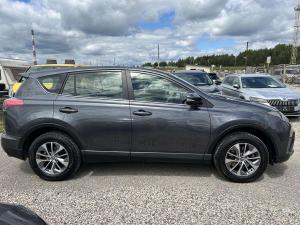 Grey Toyota RAV4 2017 in Vilnius, with an engine capacity of 2.49 L and mileage of 177 thousand km for 16300 €, photo 6 on AUTOMOTO.COM.LV