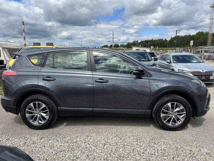 Grey Toyota RAV4 2017 in Vilnius, with an engine capacity of 2.49 L and mileage of 177 thousand km for 16300 €, photo 6 on AUTOMOTO.COM.LV