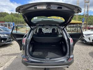 Grey Toyota RAV4 2017 in Vilnius, with an engine capacity of 2.49 L and mileage of 177 thousand km for 16300 €, photo 9 on AUTOMOTO.COM.LV