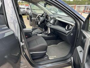 Grey Toyota RAV4 2017 in Vilnius, with an engine capacity of 2.49 L and mileage of 177 thousand km for 16300 €, photo 11 on AUTOMOTO.COM.LV