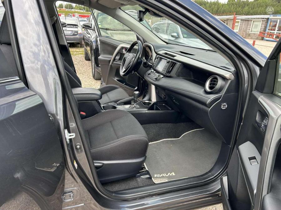 Grey Toyota RAV4 2017 in Vilnius, with an engine capacity of 2.49 L and mileage of 177 thousand km for 16300 €, photo 11 on AUTOMOTO.COM.LV