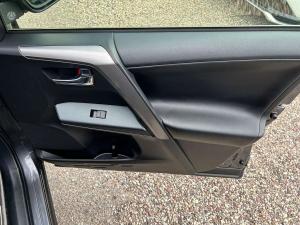Grey Toyota RAV4 2017 in Vilnius, with an engine capacity of 2.49 L and mileage of 177 thousand km for 16300 €, photo 13 on AUTOMOTO.COM.LV