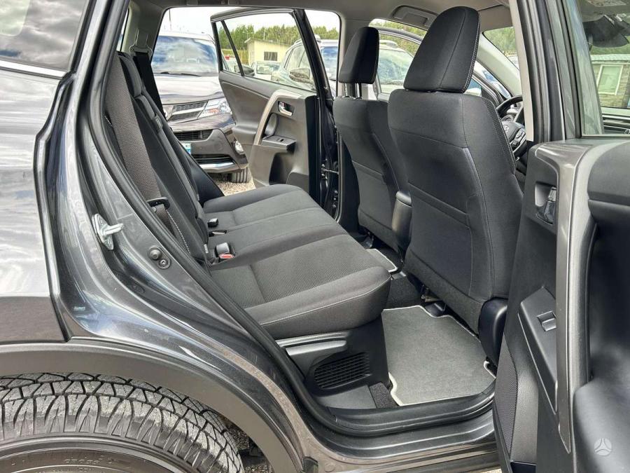 Grey Toyota RAV4 2017 in Vilnius, with an engine capacity of 2.49 L and mileage of 177 thousand km for 16300 €, photo 14 on AUTOMOTO.COM.LV