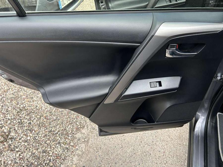 Grey Toyota RAV4 2017 in Vilnius, with an engine capacity of 2.49 L and mileage of 177 thousand km for 16300 €, photo 19 on AUTOMOTO.COM.LV